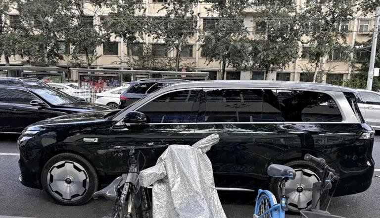 全新零跑D19实车曝光，感觉都可以打问界M9了