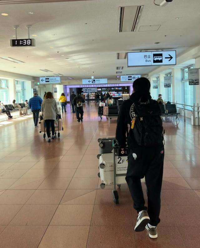 林志颖夫妇为大儿子庆生！16岁Kimi变成帅气大男孩，身高超180CM