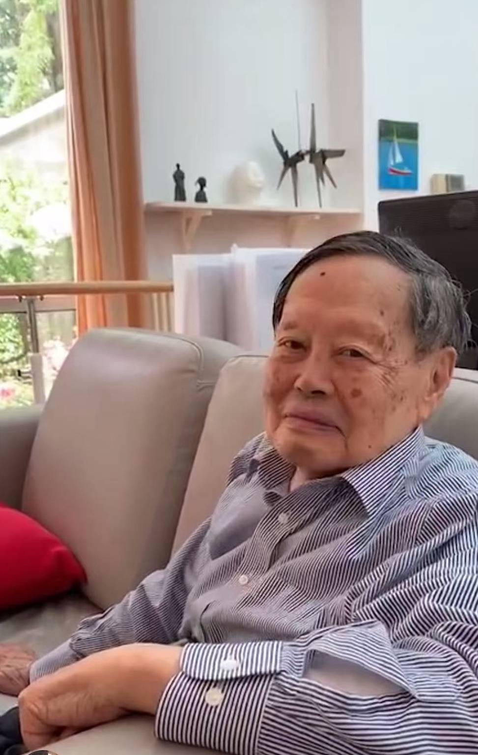 杨振宁庆祝103岁生日，现场照曝光但未见本人出镜，与翁帆低调搬家安静相守