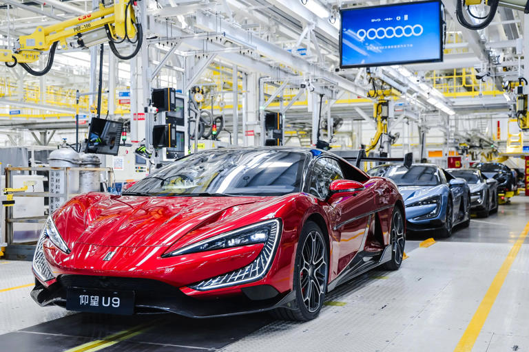 巴菲特清仓比亚迪股票引热议，比亚迪经营稳健未来潜力依旧可期