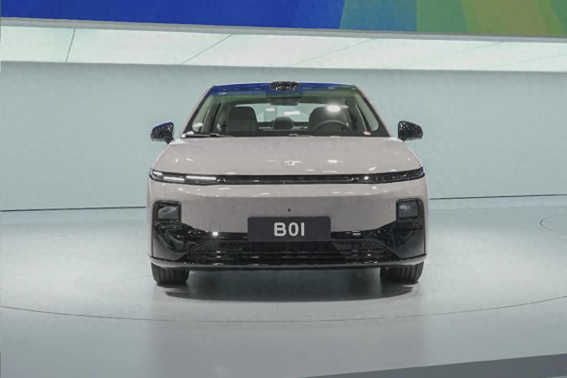 零跑B01：2735mm轴距、650km续航，搭载8295+8650芯片