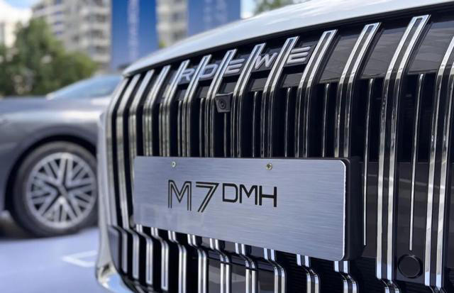 长续航中大型豪华轿车 ｜ 近距离体验 上汽荣威M7 DMH