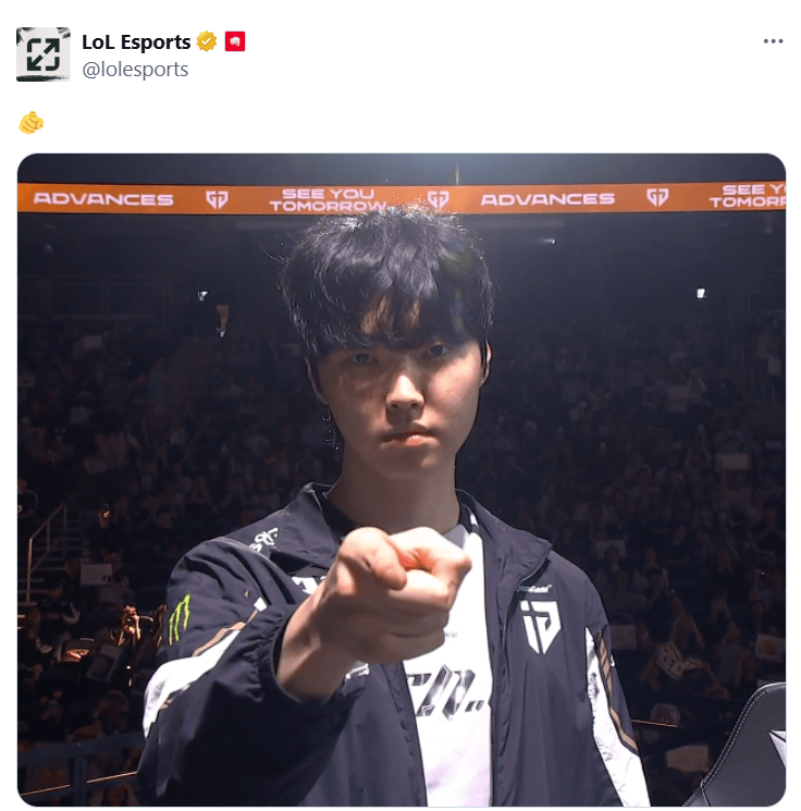 GEN横扫KT赛后，LOL官方推特转发chovy指向镜头图片