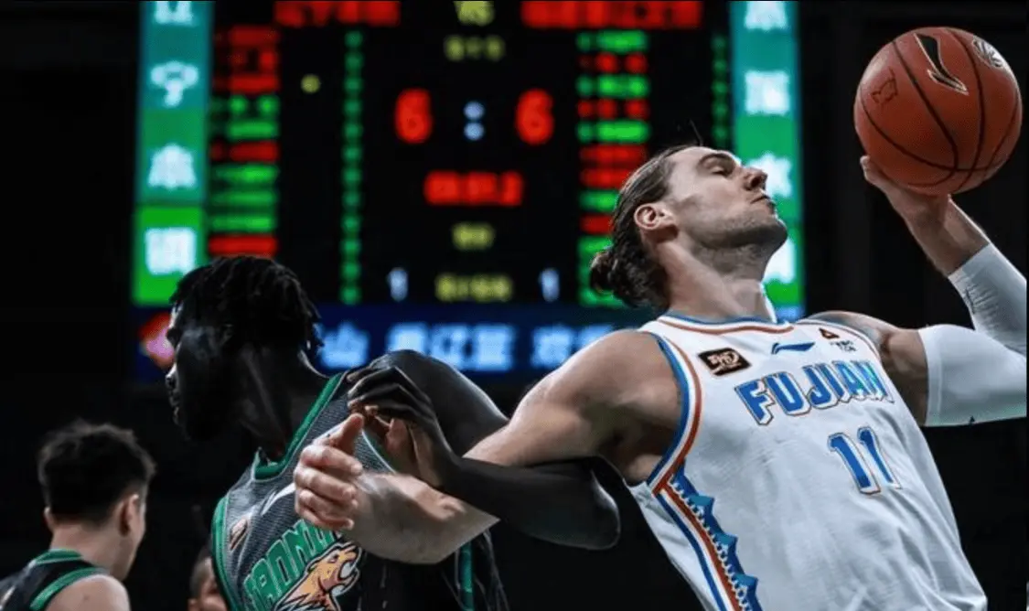 新科FMVP续约香港金牛！CBA跟NBL抢人已无优势，琼斯也恐告别CBA