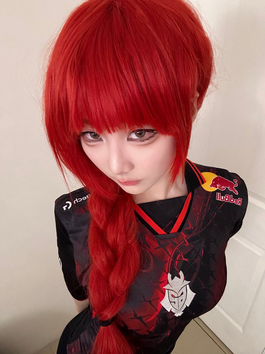 解说Kitty晒照庆祝G2夺冠，并配文：G2 WIN