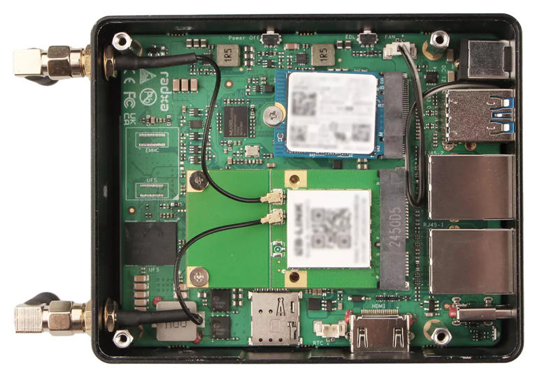 瑞莎推 Fogwise AIRbox Q900 工业边缘 AI 终端，7B 模型本地推理