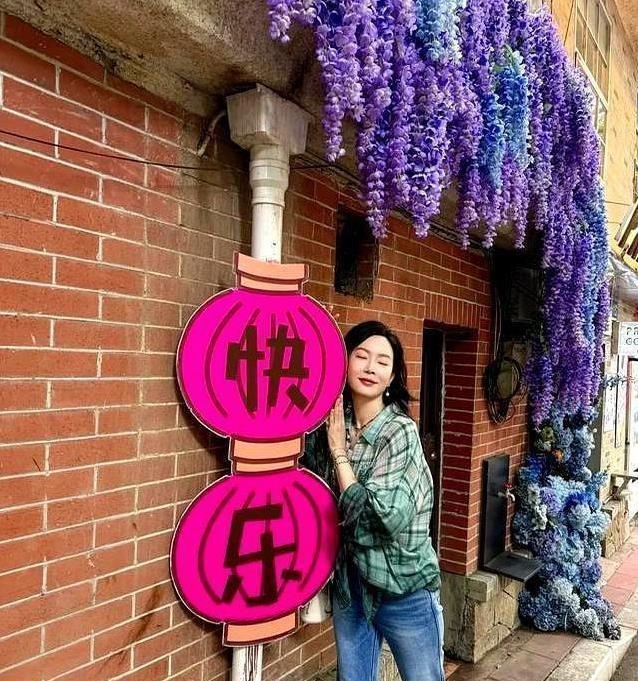 陈数48岁福州街头笑得太美，格子衫牛仔裤好随意，却气质爆棚