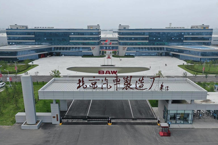 212越野车爬坡翻车，北汽紧急发声：与我无关