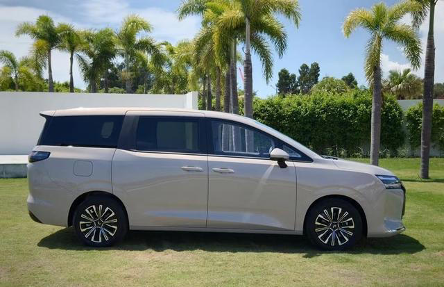 五菱星光730，10-15万级MPV新卷王，大过奥德赛，配电动侧滑门