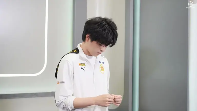 久哲是对的，小白熊被暖阳完爆！WB4-3险胜LGD进入胜者组离鸟巢更近了：落神尽力了，北诗给老林道歉