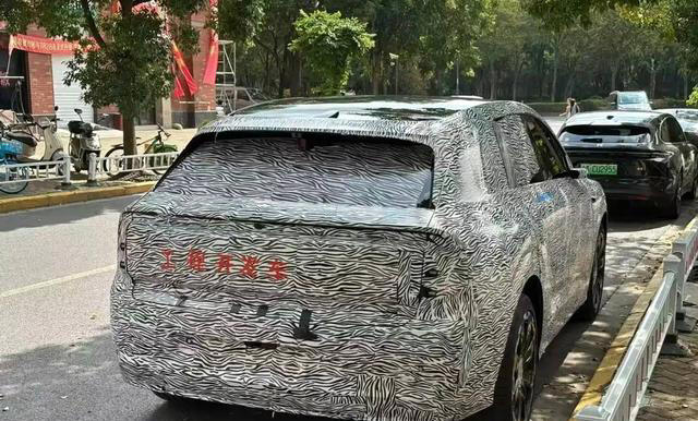 奥迪E8谍照！E序列首款SUV，设计是亮点，800V架构，2026上市