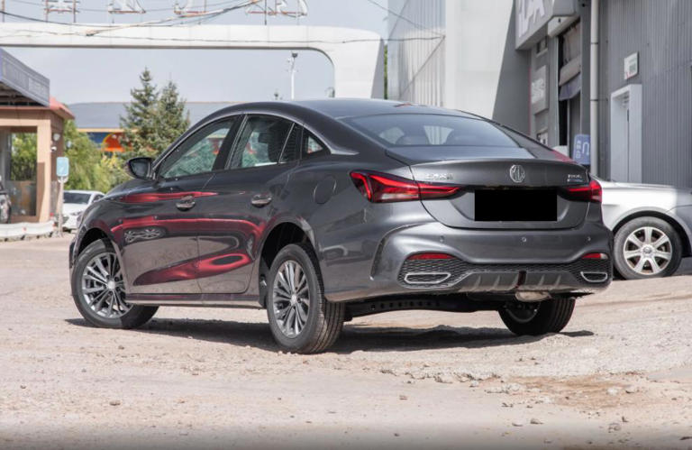 仅6.79万！配1.5L动力，26款名爵MG5手动青春风尚版上市