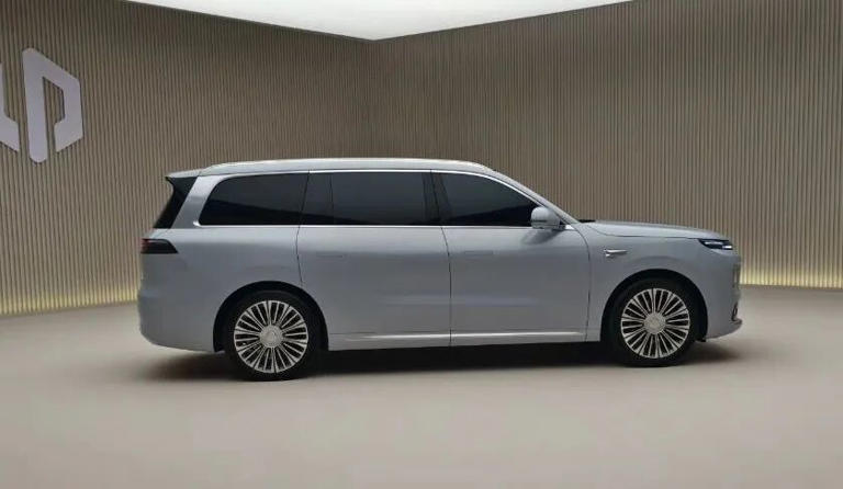 问界M9最强对手 四驱纯电跑500公里 零跑D19增程版纯电续航全球第一