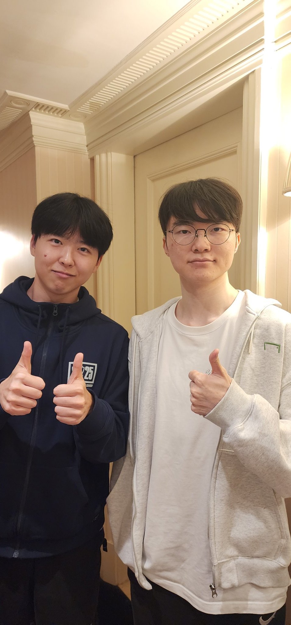 必打卡景点！VKS中单Mireu分享与Faker合照并配文：神