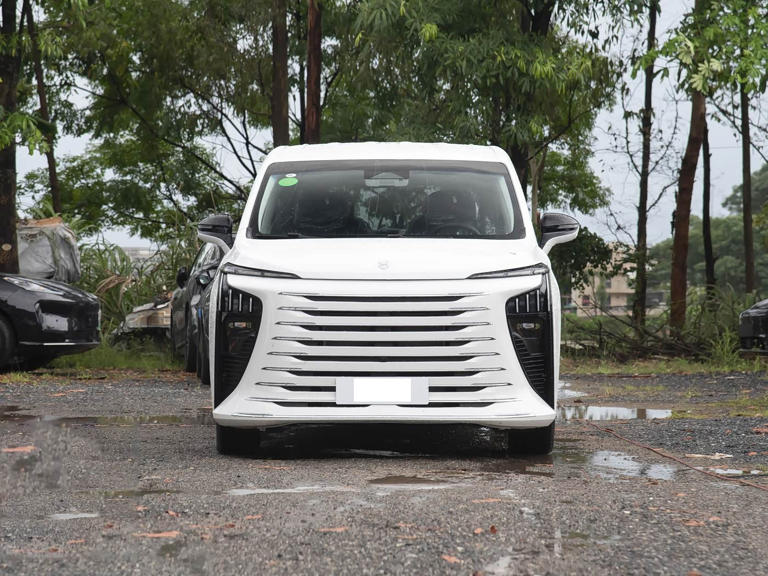 这款中大型插混MPV叫板GL8！17.99万起，续航1300Km