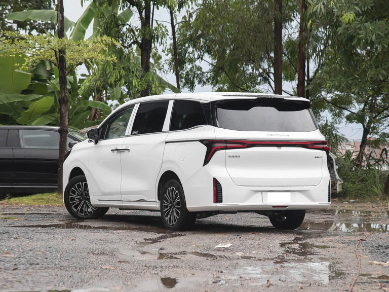 这款中大型插混MPV叫板GL8！17.99万起，续航1300Km