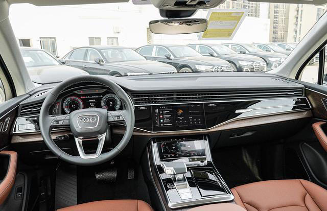 这款奥迪中大型SUV售价亲民，豪华外观配七座布局，搭第四代EA888