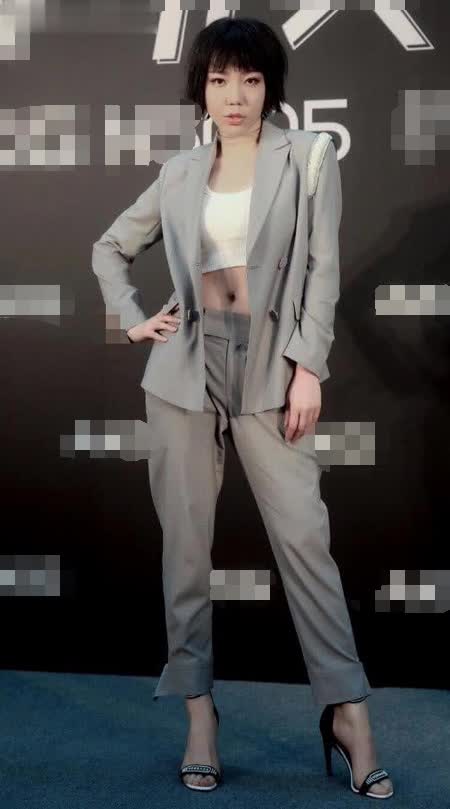 留长发的吴莫愁宛如换脸，素颜精致尽显女人味！