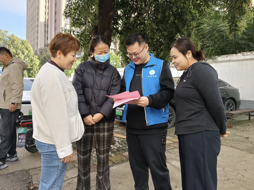清晨播撒惜粮种子，网格员带动居民共护“粮心”