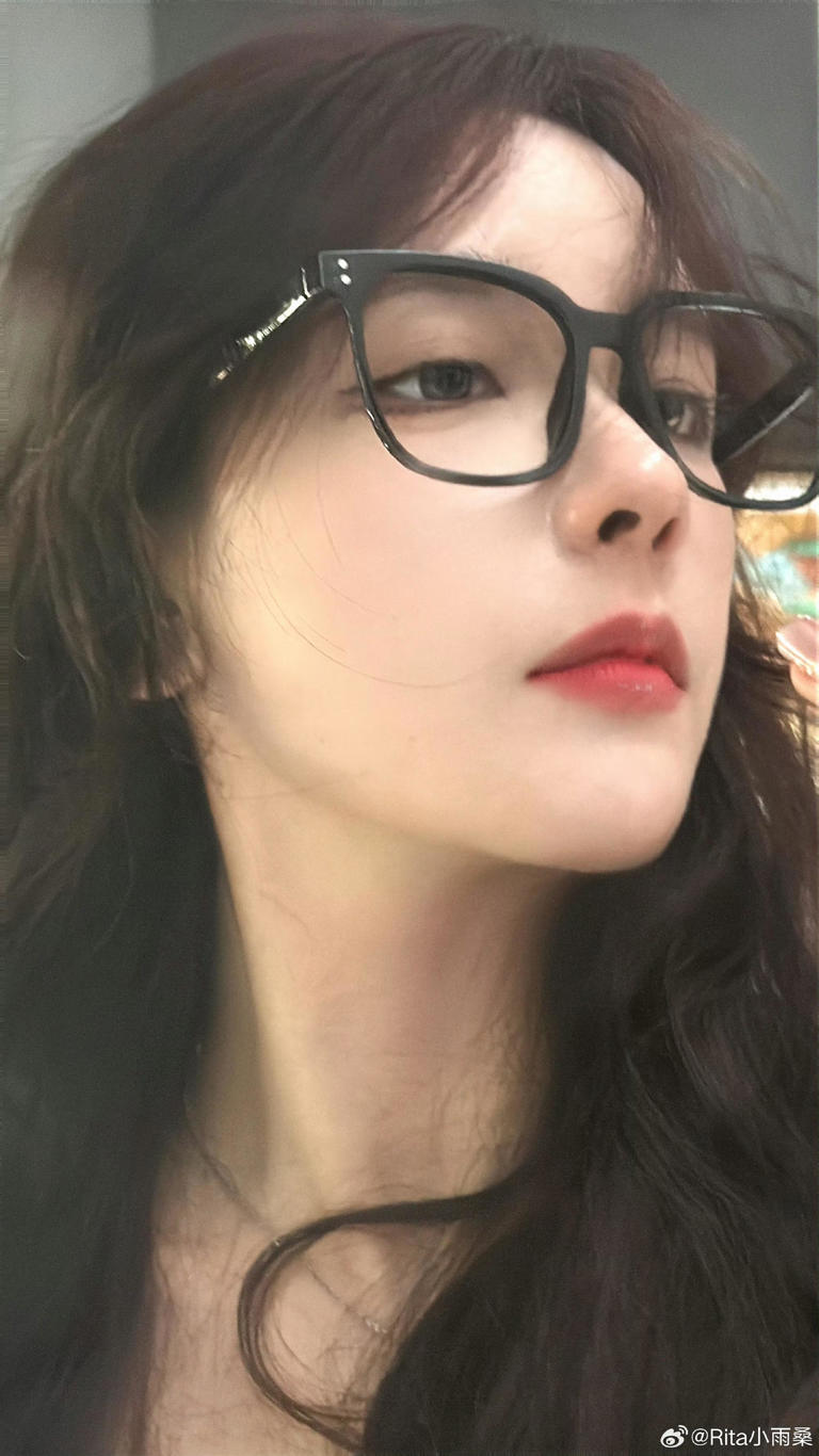 LPL解说Rita晒照：大头贴他又来了