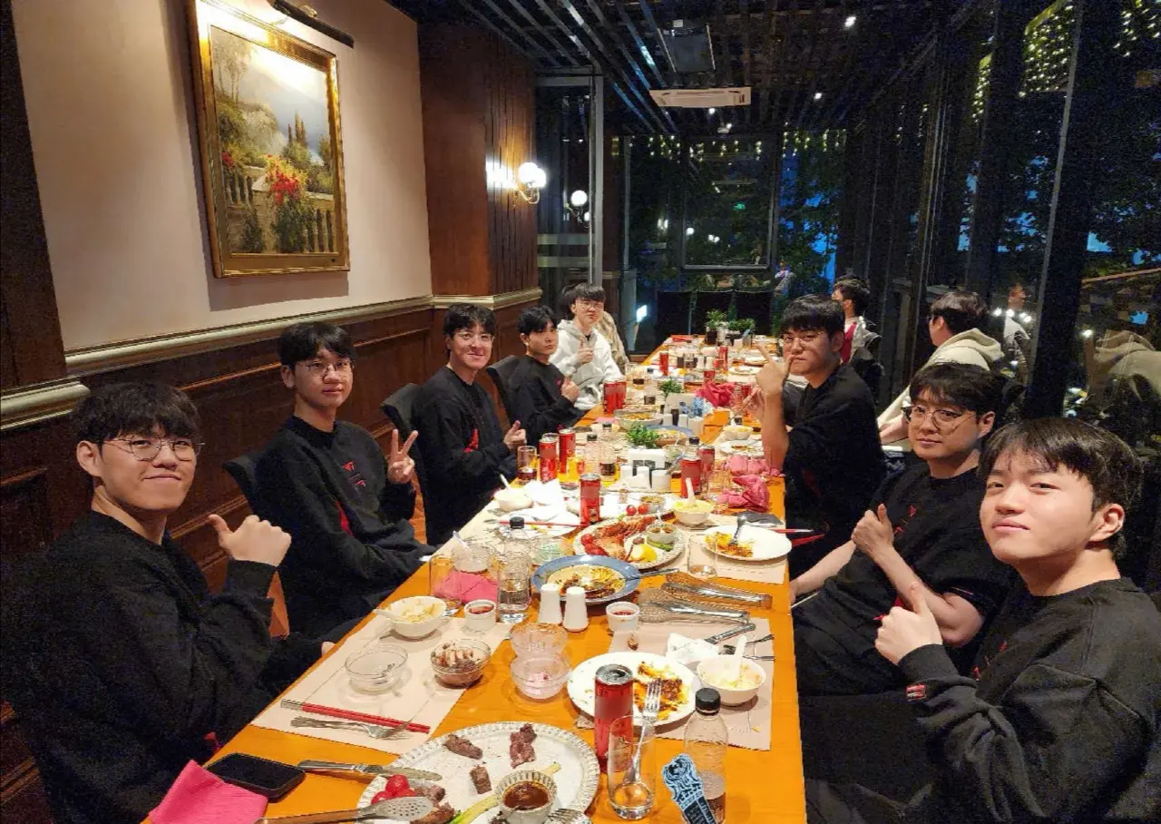 IG全员回国！T1全队抵达北京！Faker谈入围赛首战IG、S赛目标！