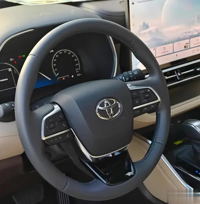 2026款汉兰达增配8项，15.6英寸大屏+8155P芯片