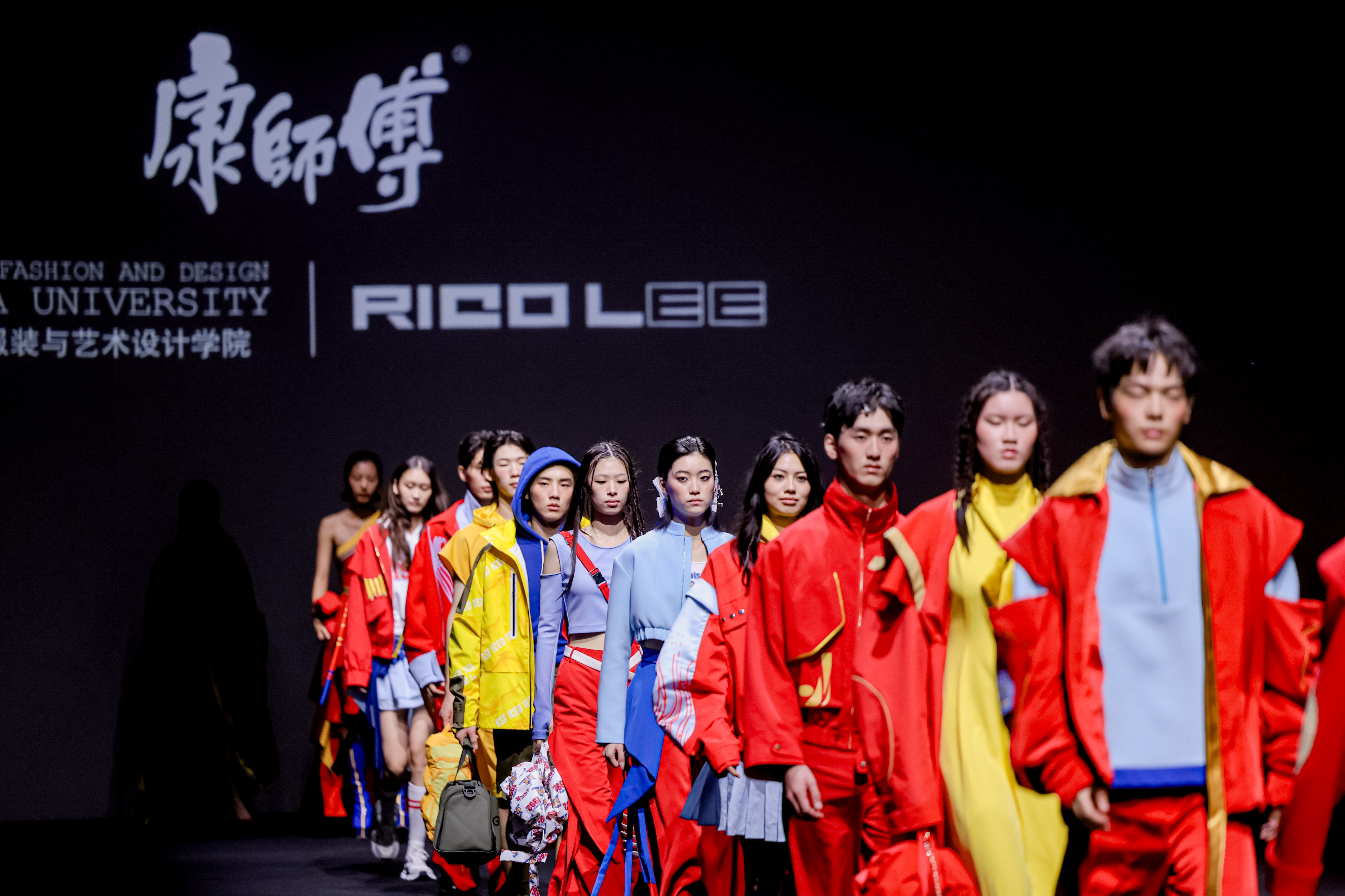 康师傅的“碳中和”风潮，吹上了上海时装周的T台