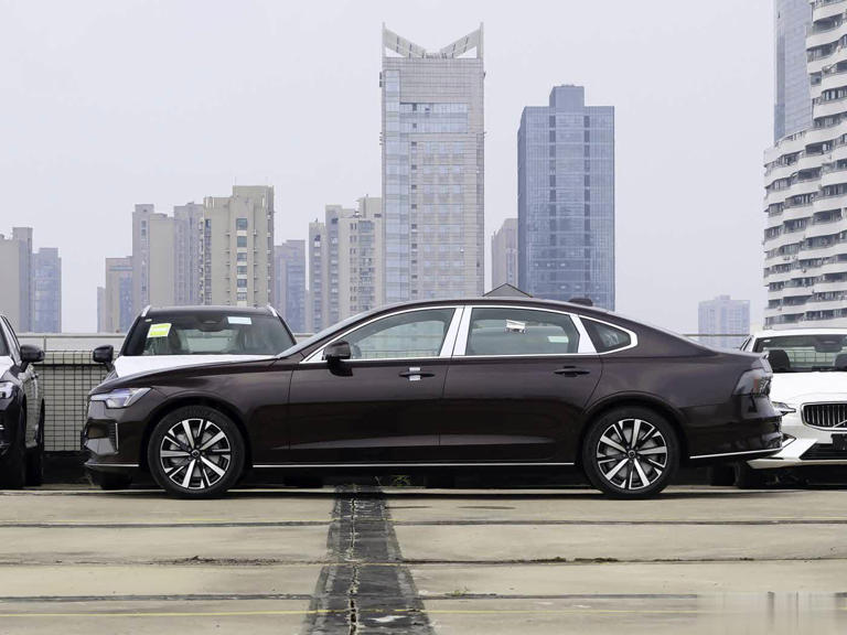 新款沃尔沃S90 30.09万起，与奥迪A6L同级，可选2.0T插混动力