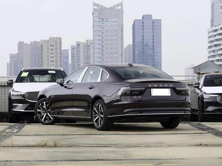 新款沃尔沃S90 30.09万起，与奥迪A6L同级，可选2.0T插混动力