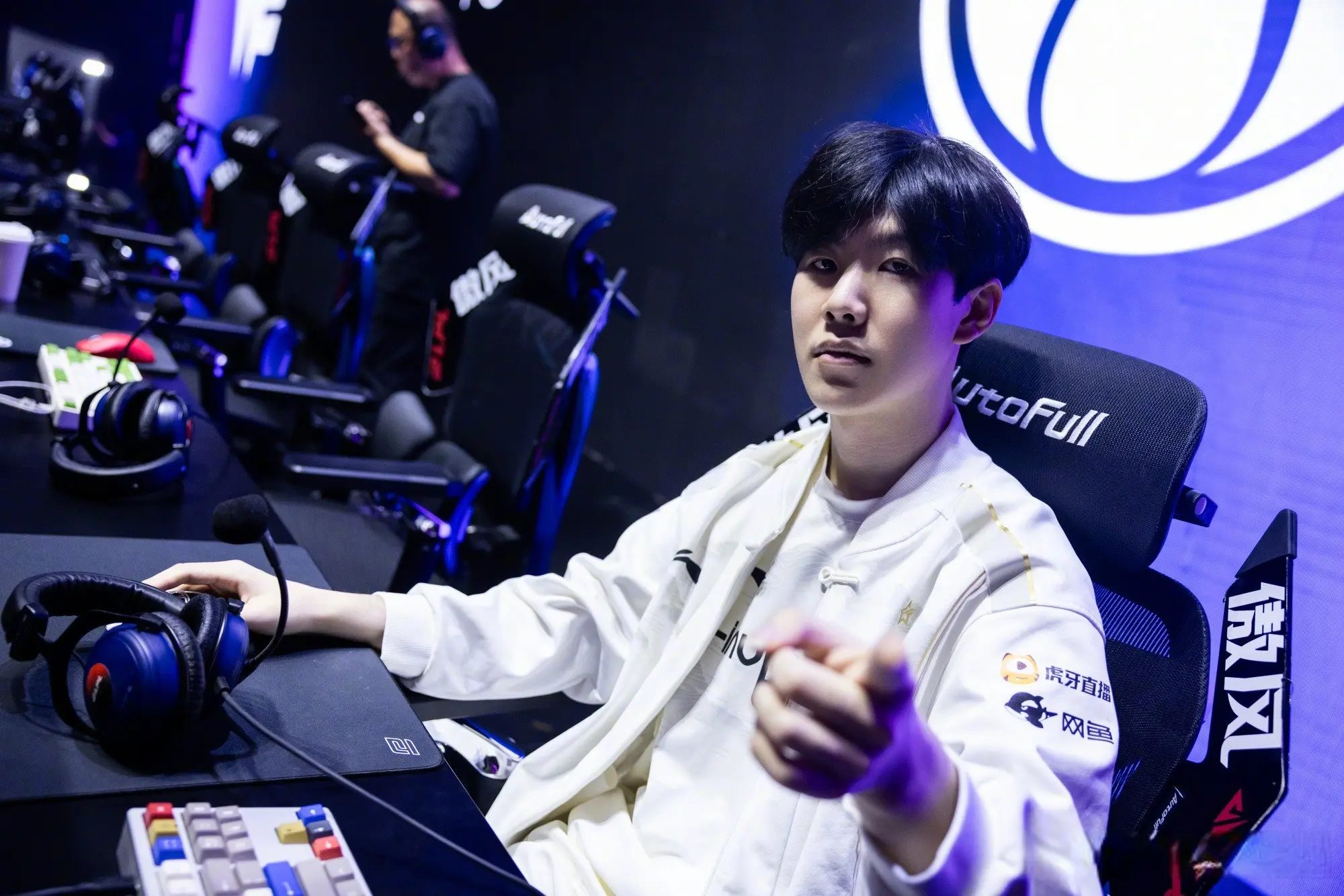 海外网友热议T1淘汰IG：Theshy像T1间谍！赛制太差，IG该进瑞士轮