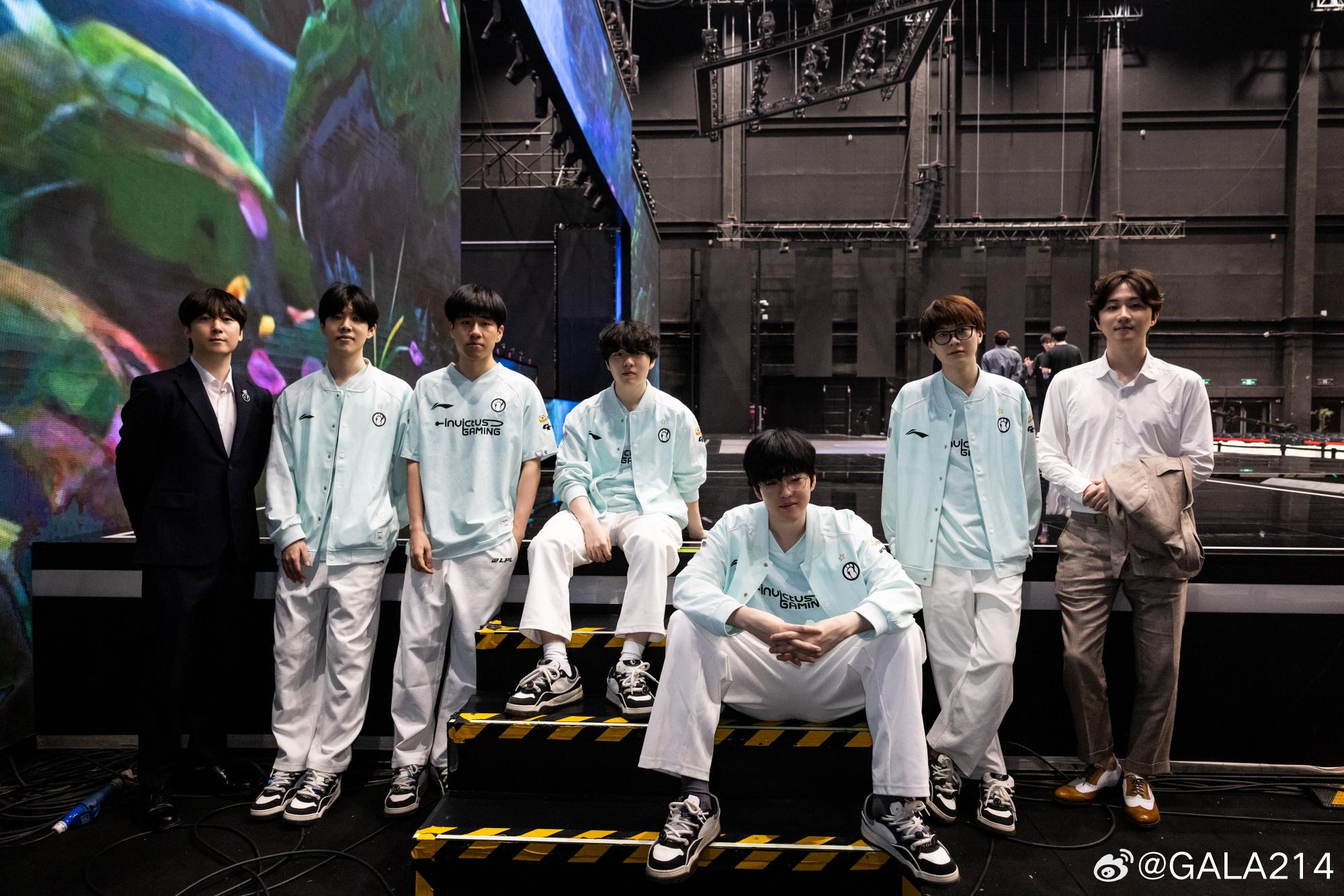 入围赛不敌T1，GALA赛后晒iG众人大合照并配文：2025
