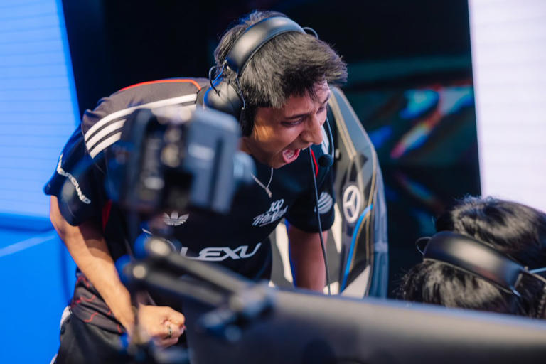 LOL官方分享100T对阵BLG赛后照片：最后一票开始了