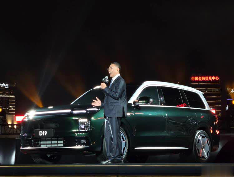 三分钟了解零跑D19：小油箱大电池的80度增程车型