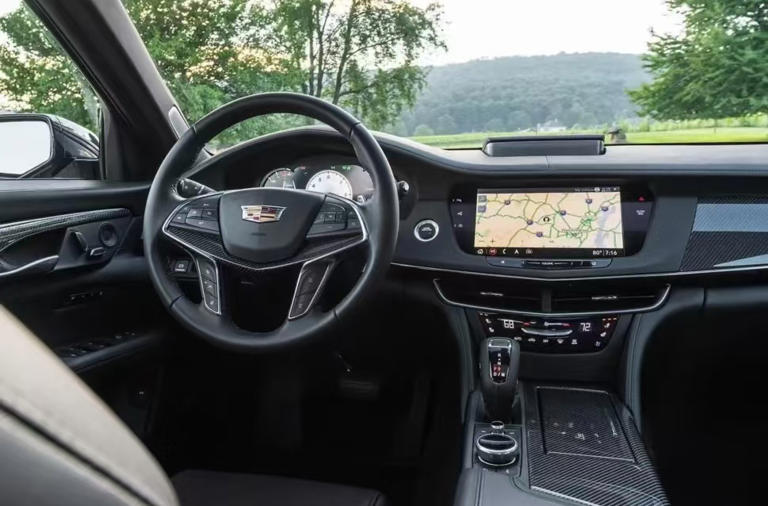 30 万预算别乱选！新 CT6 实测：百万级底盘 + AKG 音响，比电动车还香？