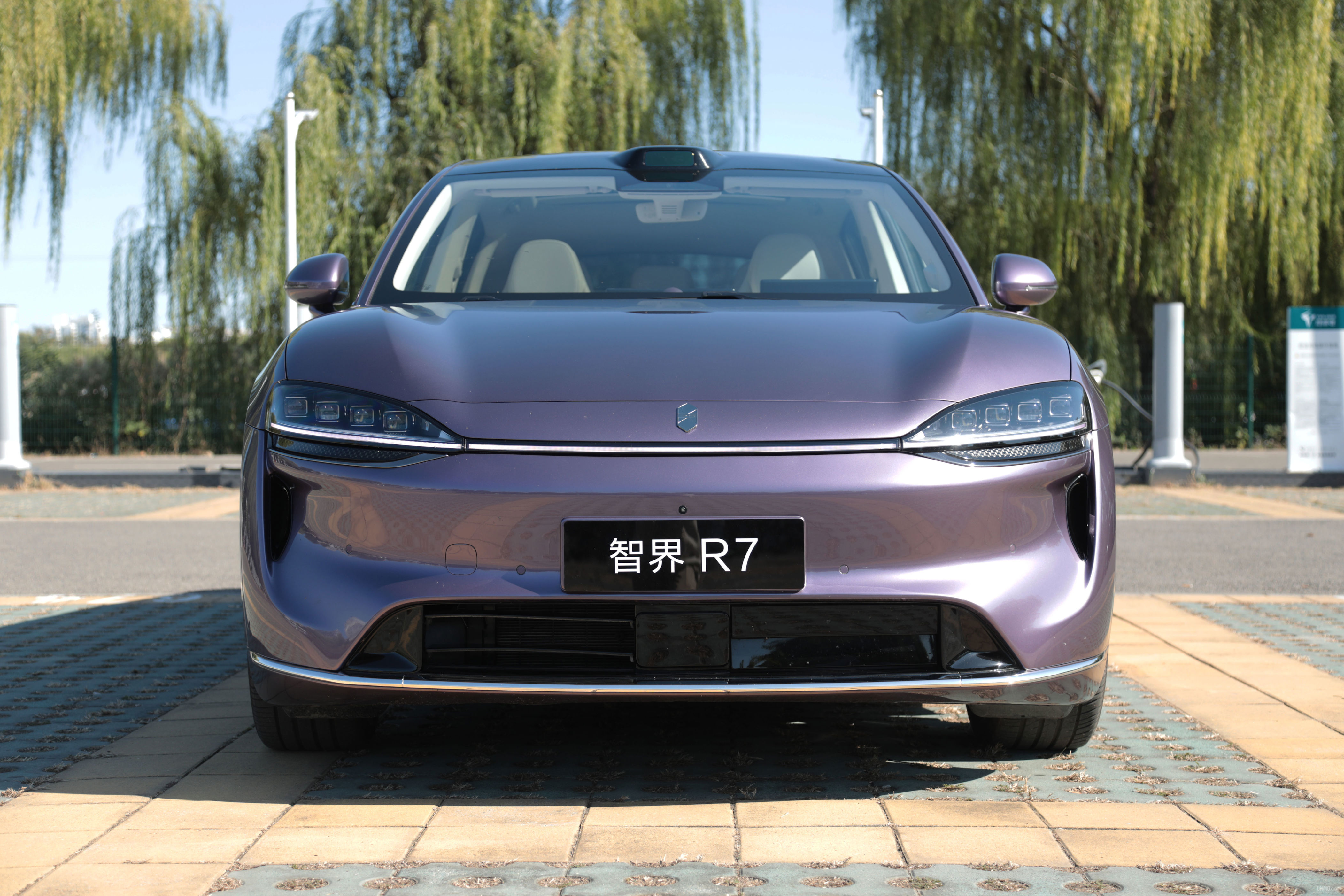 全新智界R7体验：有颜更有料纯血鸿蒙直戳年轻人心巴