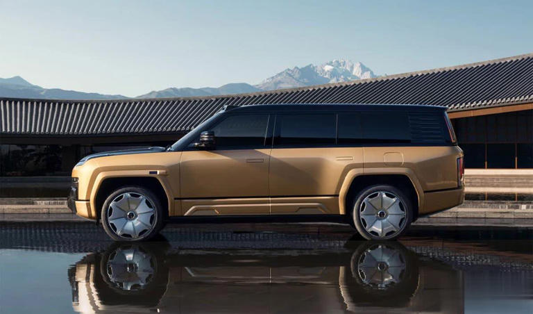 比亚迪发布仰望U8L超豪华六座SUV 售价128万元起