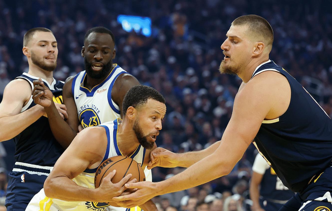 Logo绝平+下半场35分：库里超神一战怒吼释放 轰42+7连献关键3分