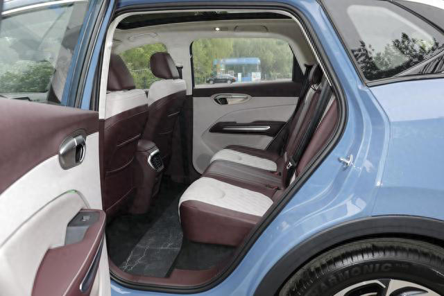 搭载2.0T+8AT，一汽奔腾T90冠军版