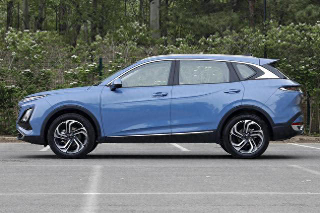 搭载2.0T+8AT，一汽奔腾T90冠军版