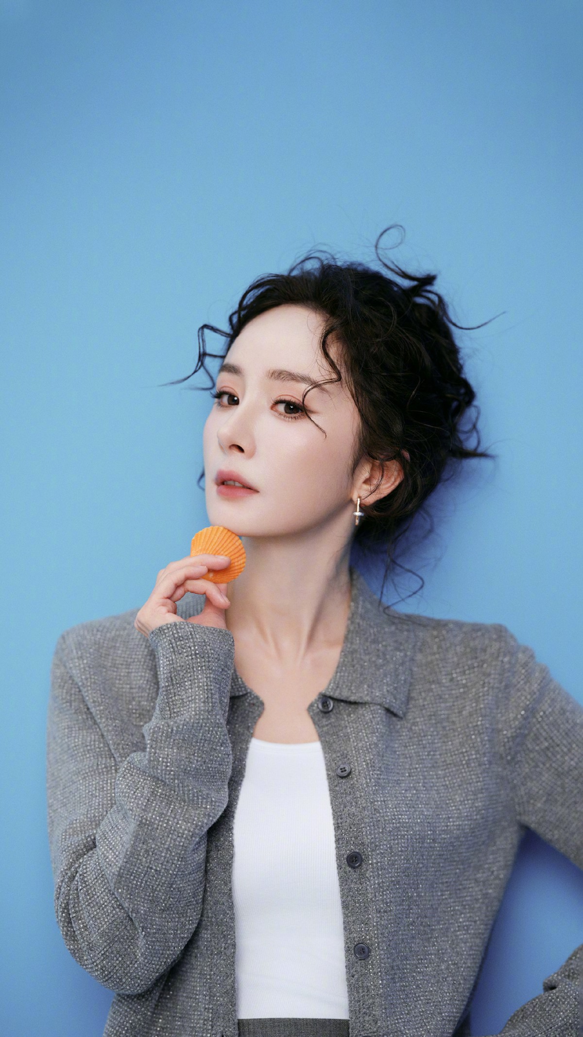 杨幂卷发灵动活泼