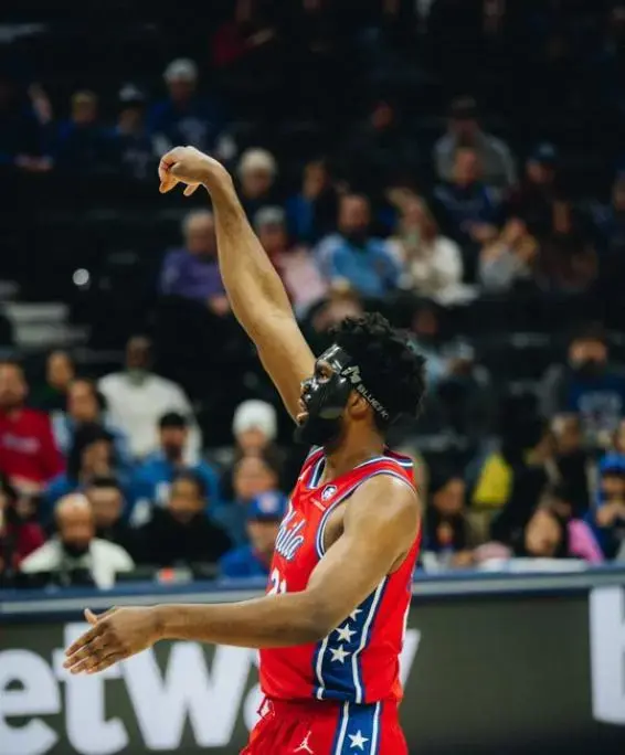 双枪43分带不动大帝，布朗单节16分轰32+3+6，绿凯复仇送76人首败