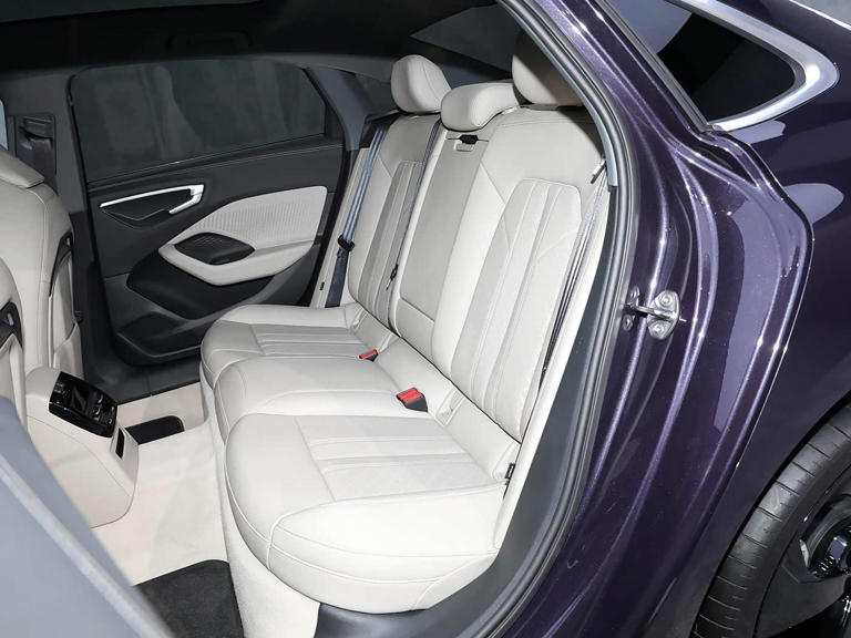 一汽奥迪A5L领航版上市，售价28.98万起！外观动感内饰舒适，值得入手吗？