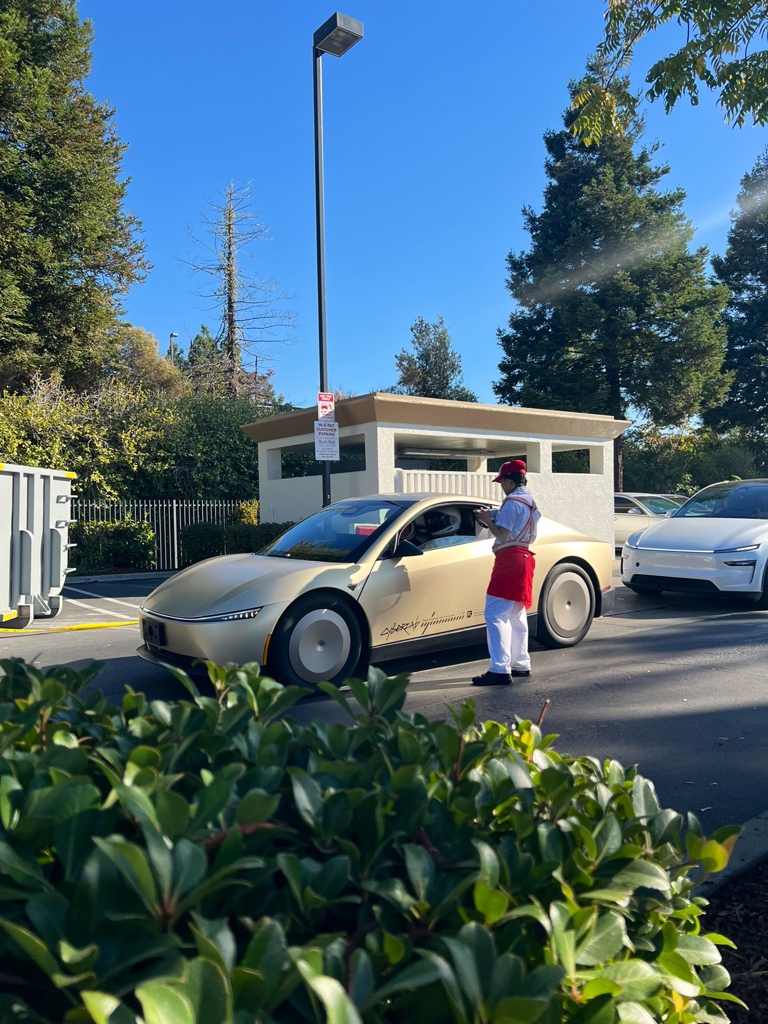 特斯拉晒出 Cybercab 实车，据称部分组件已进入量产状态