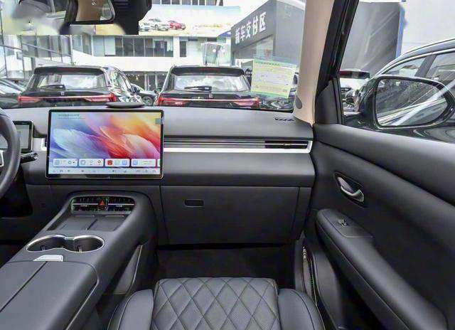 蓝电E5 PLUS预售11.98万起，续航超1500km，7座大空间，剑指混动SUV市场