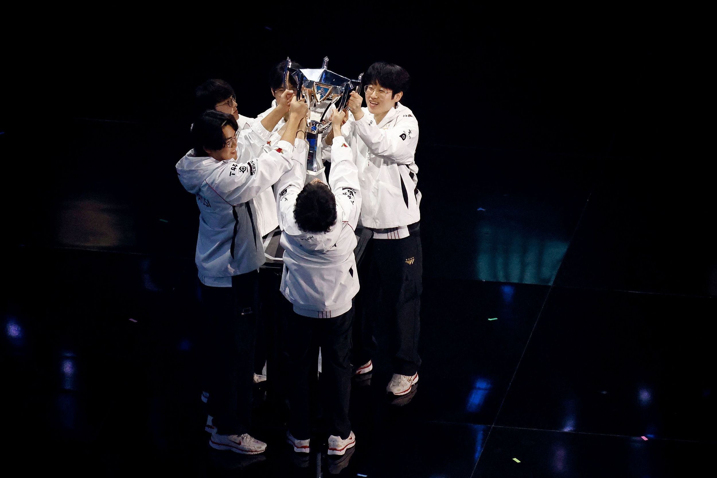 T1&Faker共十次参加世界赛将第八次参与决赛，此前7次5冠2亚