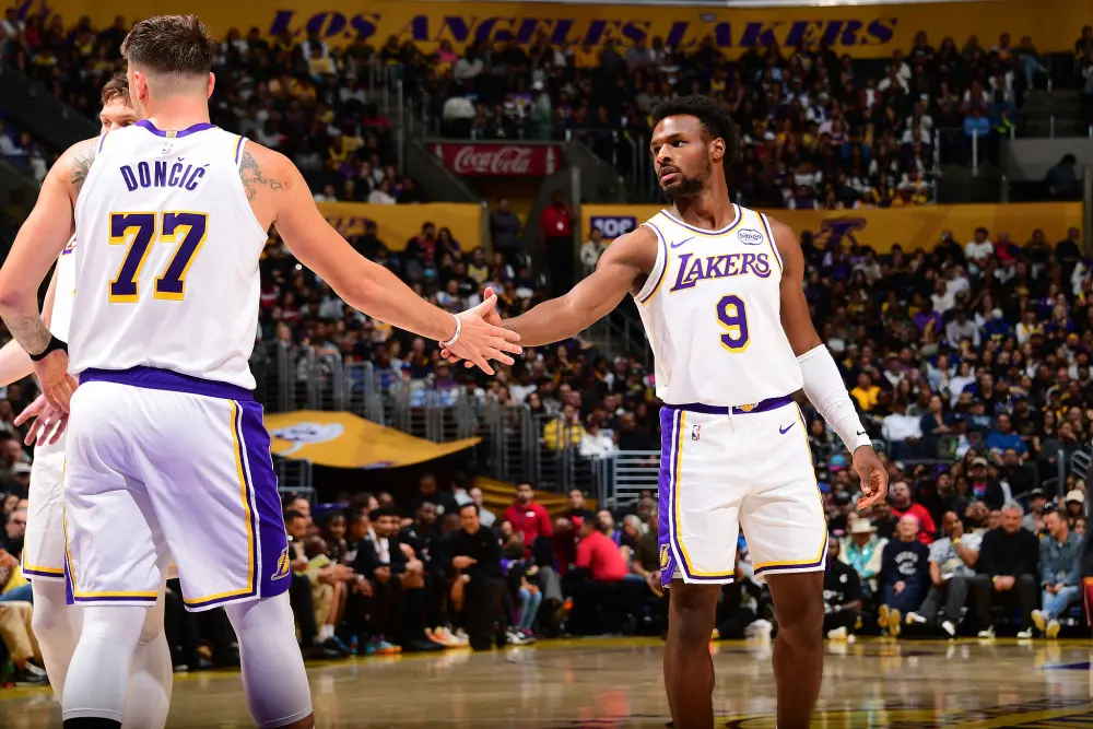 湖人3连胜升西部第三！“新三巨头”轰80分 海斯7中7布朗尼秀暴扣