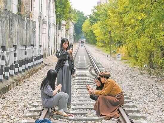一起走在铁轨上
