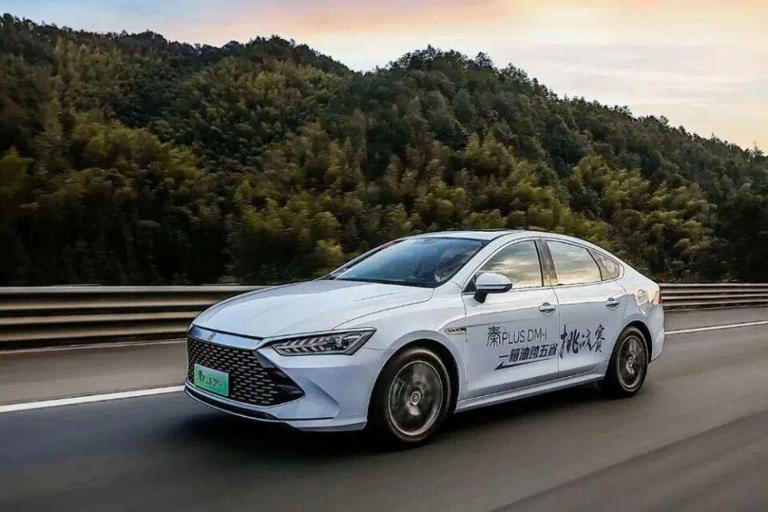 比亚迪终于\"狠\"了一把！续航1500km，带智能驾驶6万多落地