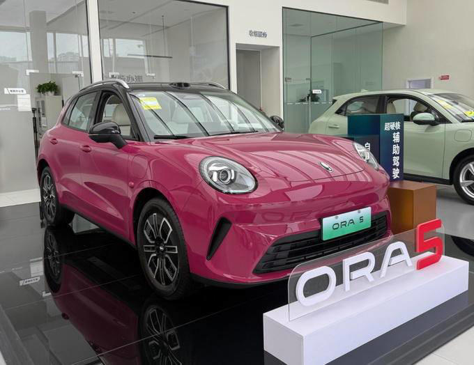 欧拉5实车到店！激光雷达+女王副驾，续航580km硬刚元PLUS