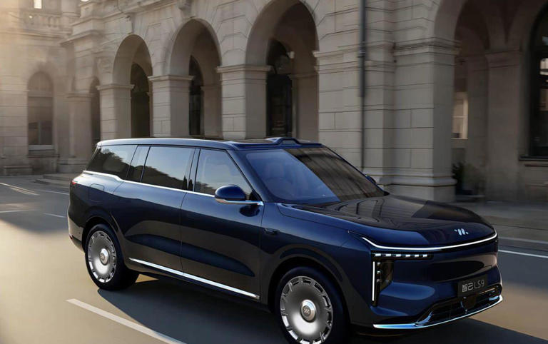 超级增程配灵蜥数字底盘3.0 智己LS9首发预售33.69万起